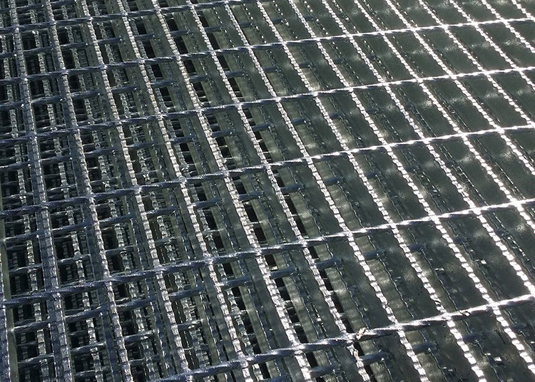 Customized Length Galvanized Steel Mesh Walkway Serrated Style Free Sample